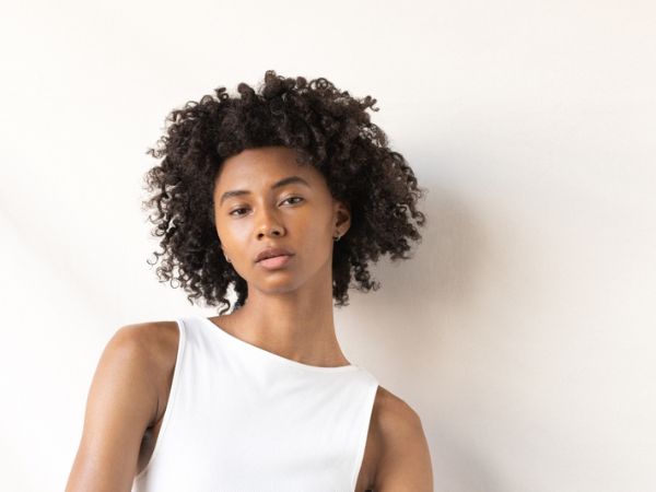 Comment sublimer la définition et le volume des cheveux texturés ...